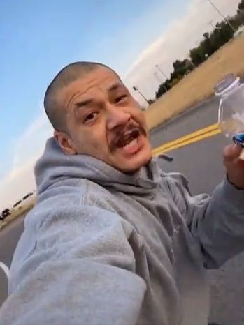 TikToker cholo se hace viral por aparecer en video patinando y tomando ...